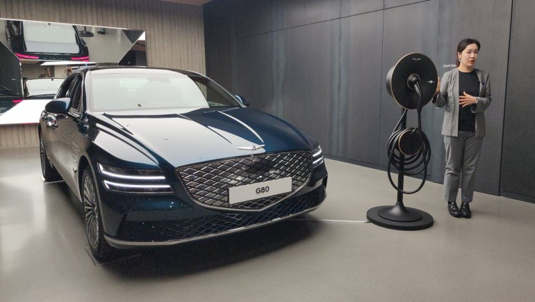 Genesis Space Suji: Serasa Showroom Milik Sendiri - Kendara