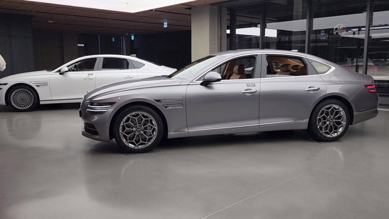 Genesis Space Suji: Serasa Showroom Milik Sendiri - Kendara