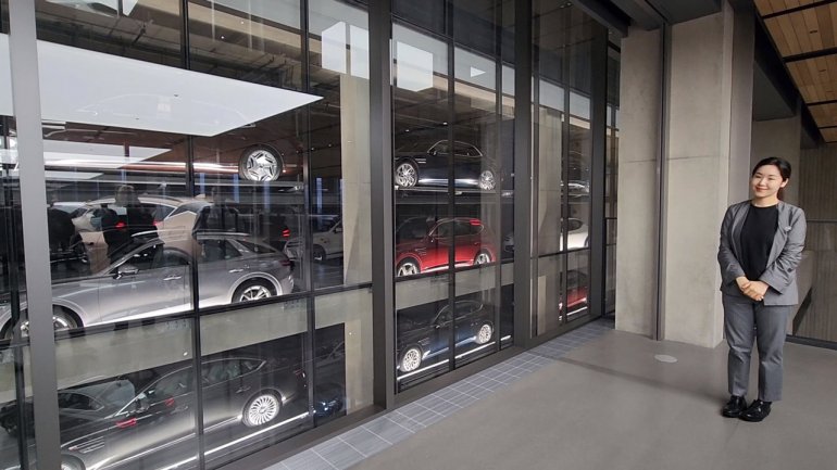 Genesis Space Suji: Serasa Showroom Milik Sendiri - Kendara