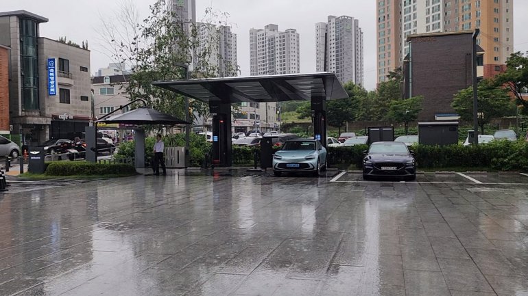 Genesis Space Suji: Serasa Showroom Milik Sendiri - Kendara