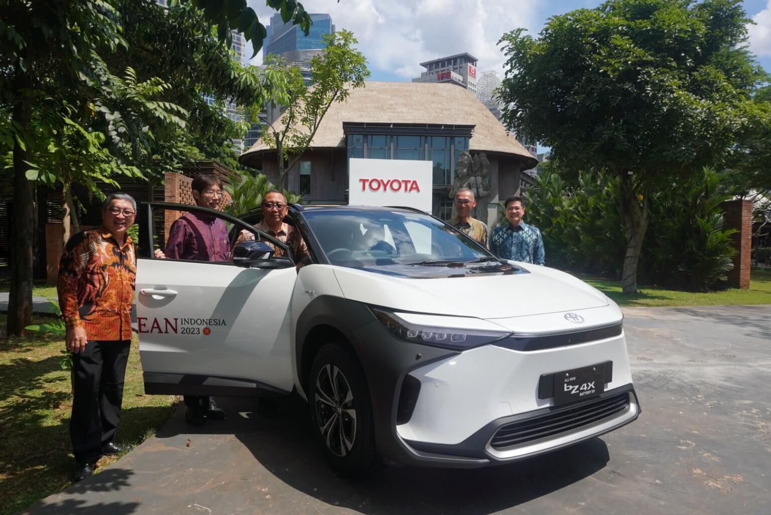 Toyota Astra Motor Sediakan 65 Unit Mobil Listrik bZ4X untuk KTT ASEAN ...